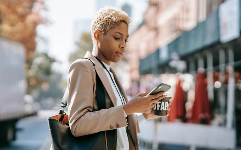 Holis Meaning in Text: Discover This Friendly Spanish Greeting